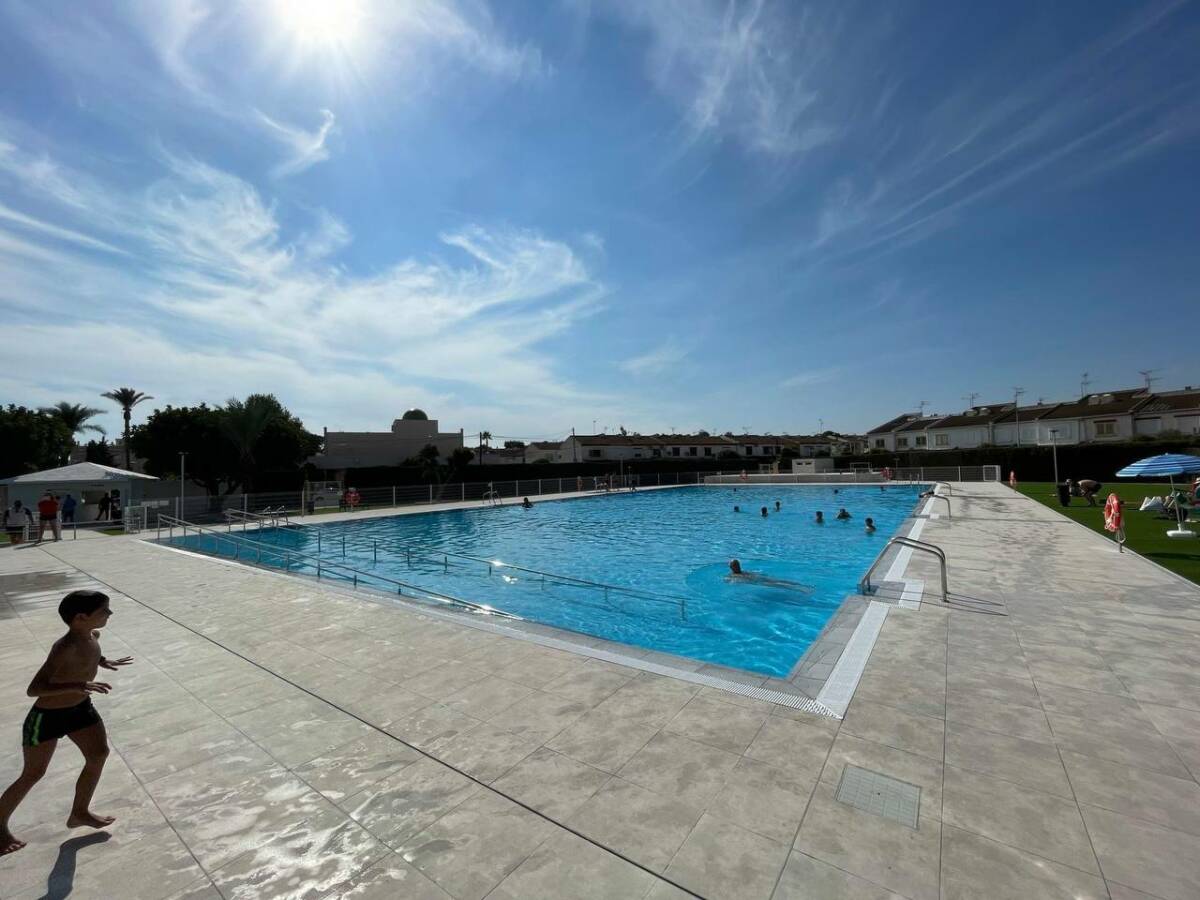 The emblematic 'Ola Azul' swimming pool in Los Alcázare